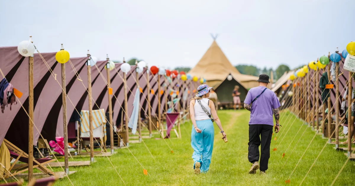Rabbit Resort, Groepscamping en Campercamping - Down The Rabbit Hole